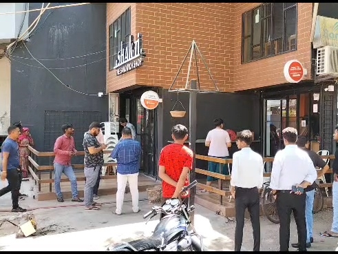 Fire at sandwich shop in Jamnagar due to electric short circuit, fire ...