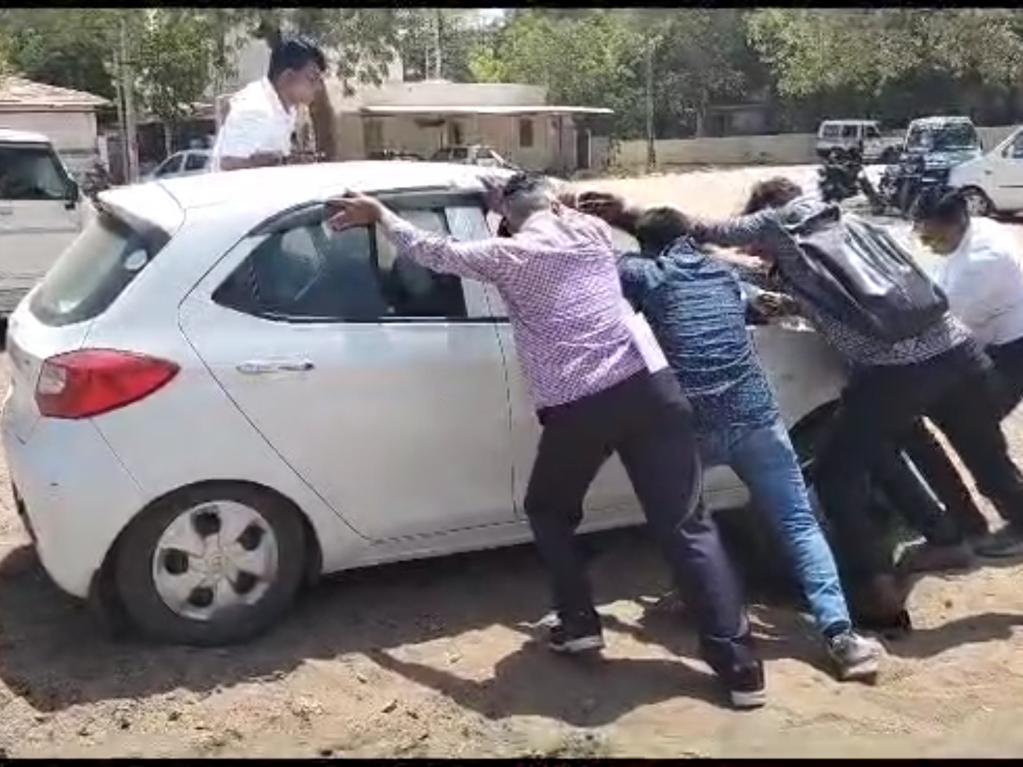 Car stuck in pothole in Disa Mamlatdar office compound, people pushed ...