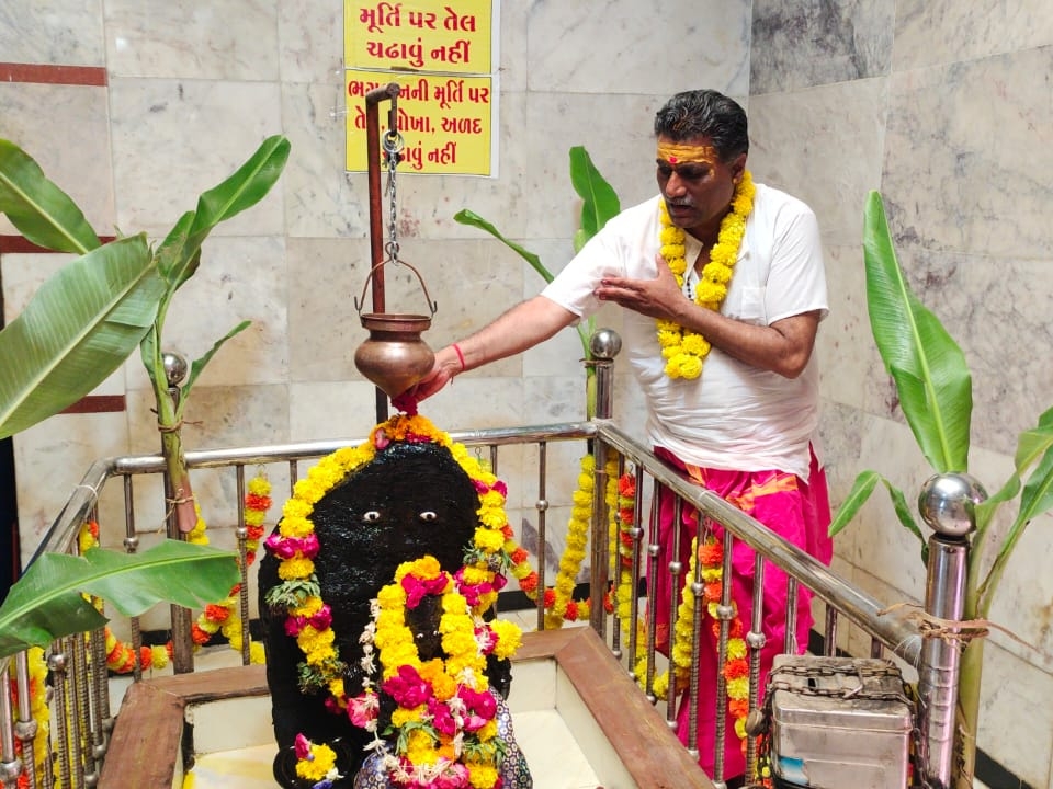 Devotees thronged the 3 Shani Temples of Bharuch to seek the grace of ...