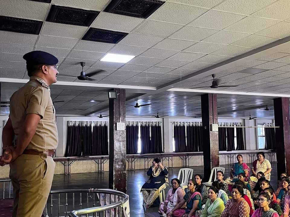 Navsari Town Police and Women Security Committee conducted public ...