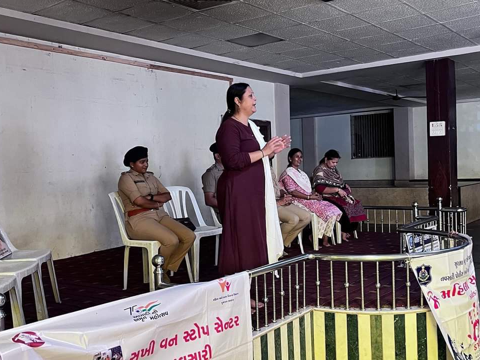 Navsari Town Police and Women Security Committee conducted public ...