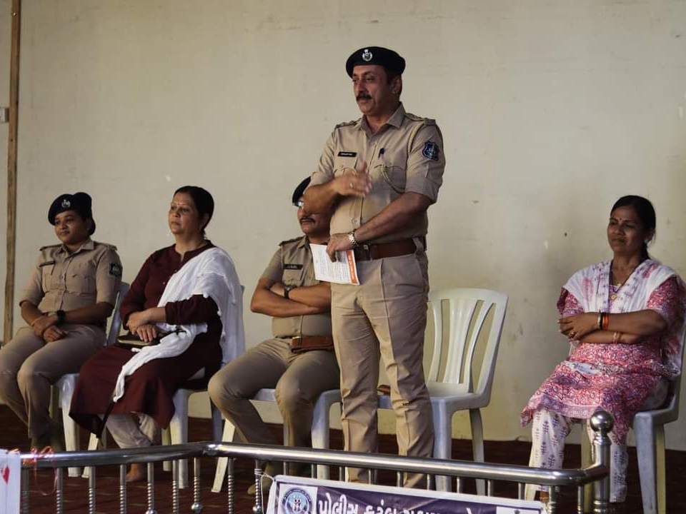 Navsari Town Police and Women Security Committee conducted public ...