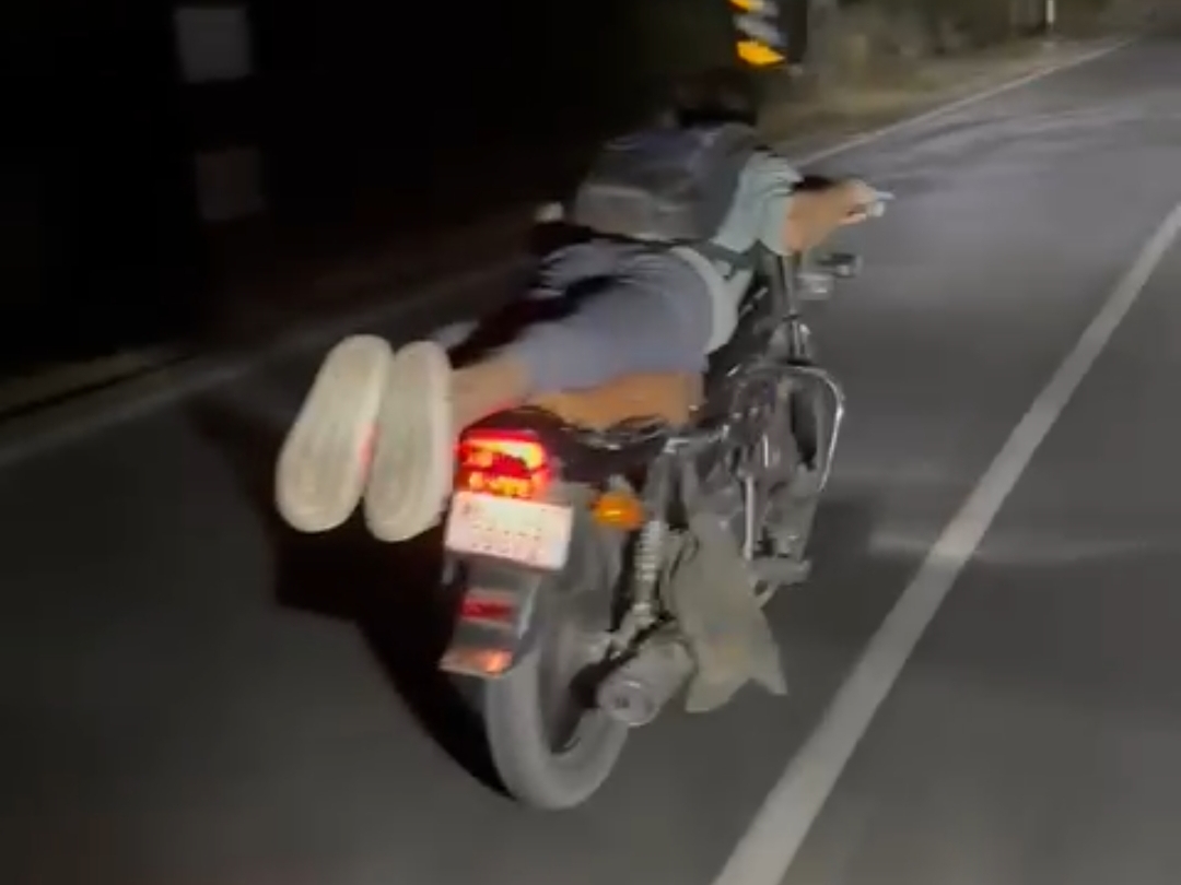 On Mangrol road of Keshod, the youth ran the bike while sleeping ...