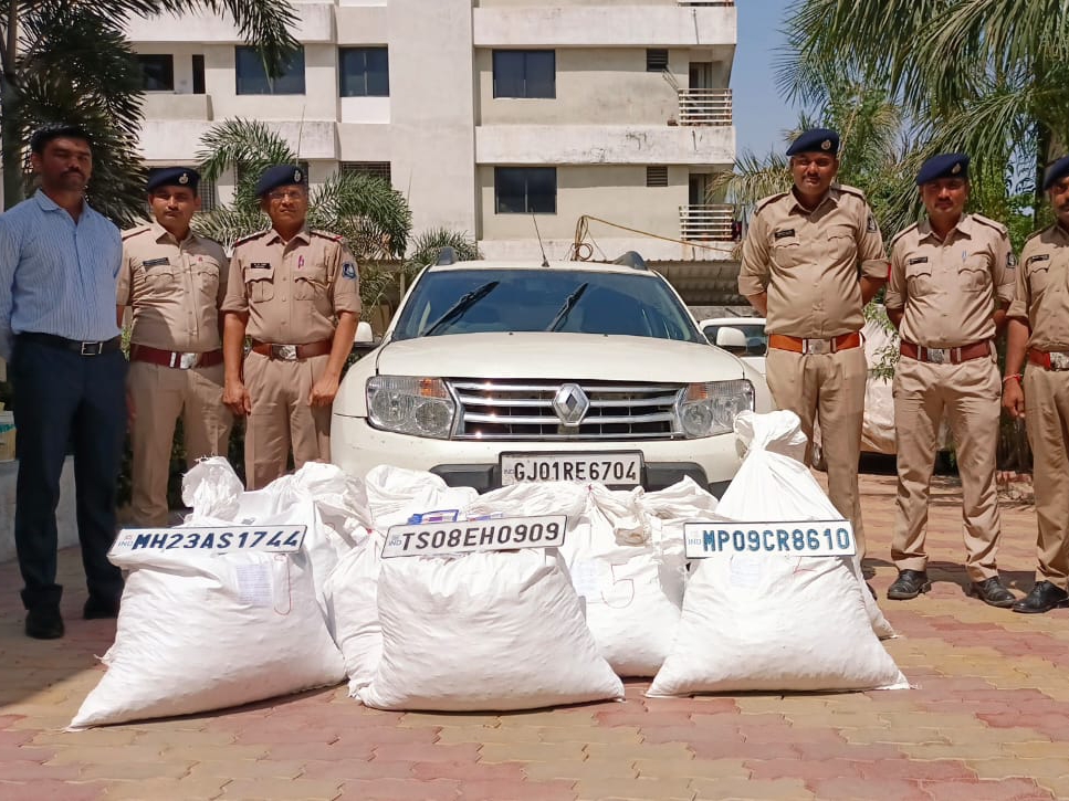 From Navsari highway, the police chased the car for 12 km and seized 19 ...