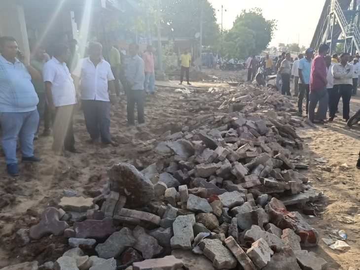 There was an uproar over pressure removal near Ambika bus stand in ...