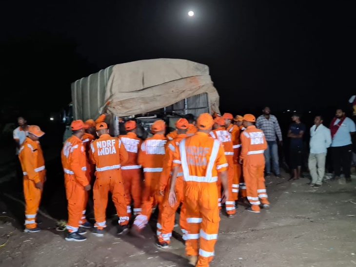 The fire team ran after a girl was trapped in an open borewell in ...