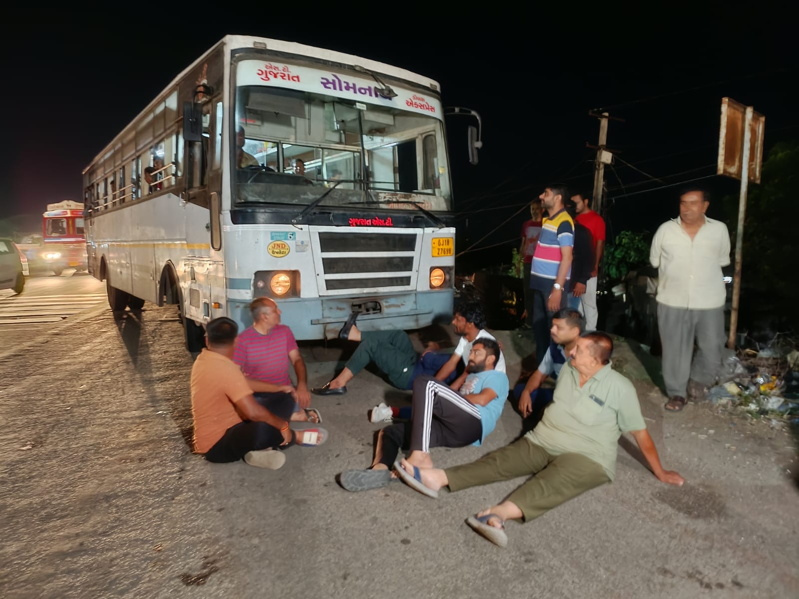The leaders of the bus lie down to take the Jalod-Upaleta bus to the ...