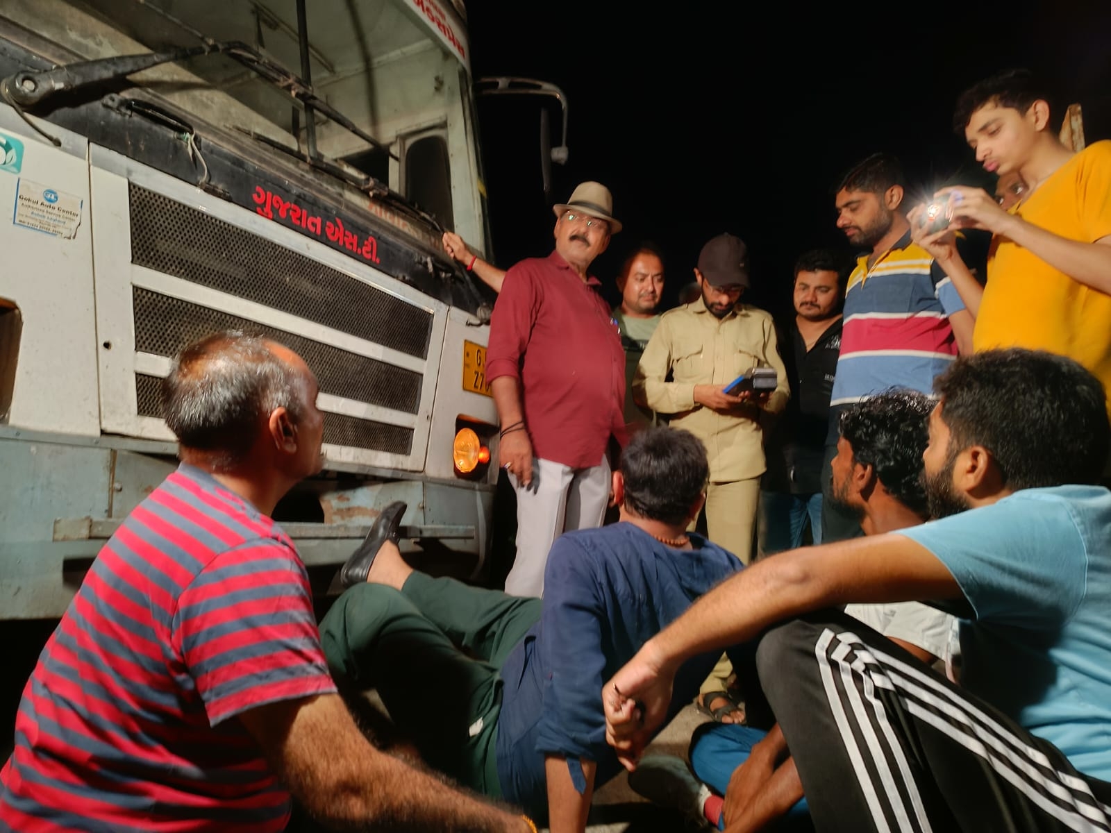 The leaders of the bus lie down to take the Jalod-Upaleta bus to the ...