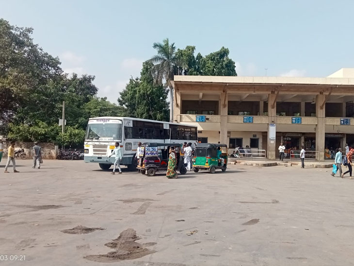 Rickshaw drivers rush to the bus at the depot to pick up passengers in Dakor | એસ ટી બસમાંથી ...