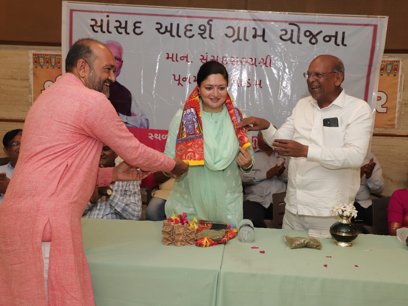 MP Poonamben Madam held a review meeting at Sidsar village of Jamnagar ...