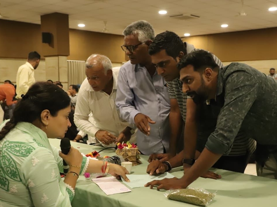 MP Poonamben Madam held a review meeting at Sidsar village of Jamnagar ...