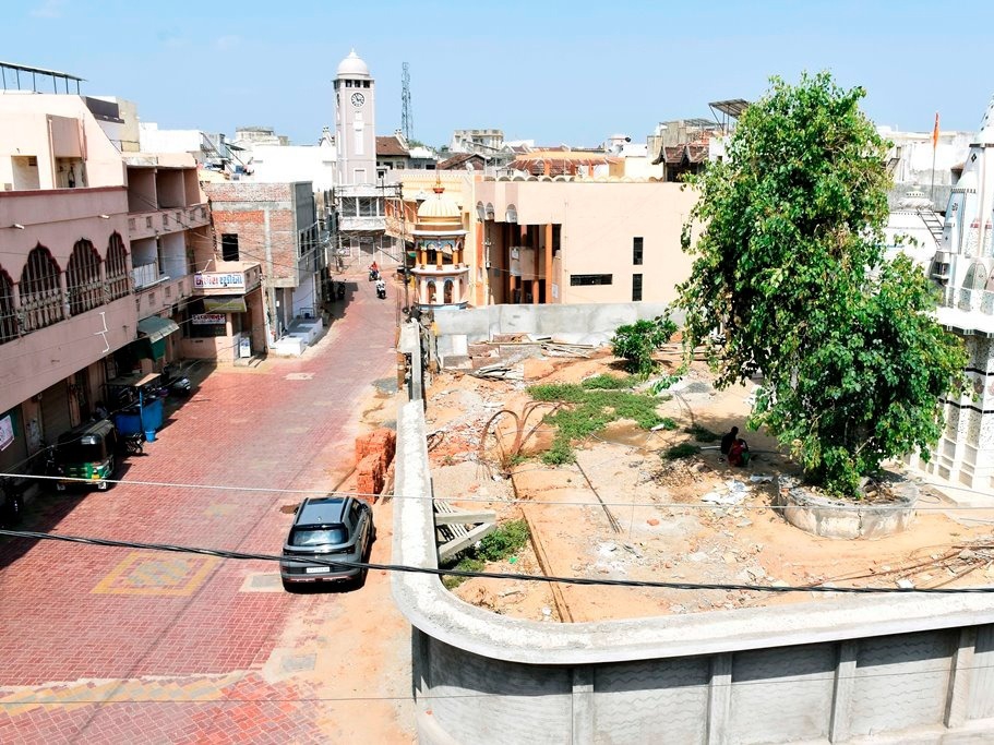 Uttarsanda village with a population of 12,000 has become Ruburn Town ...