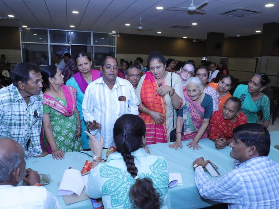 MP Poonamben Madam held a review meeting at Sidsar village of Jamnagar ...