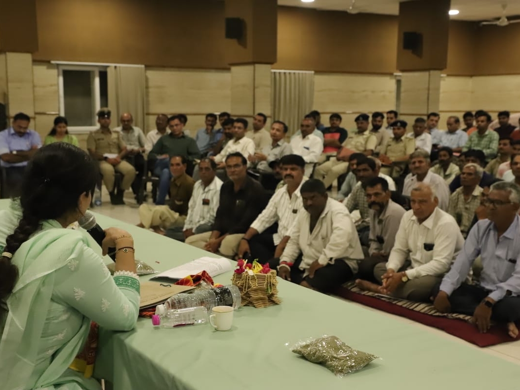MP Poonamben Madam held a review meeting at Sidsar village of Jamnagar ...