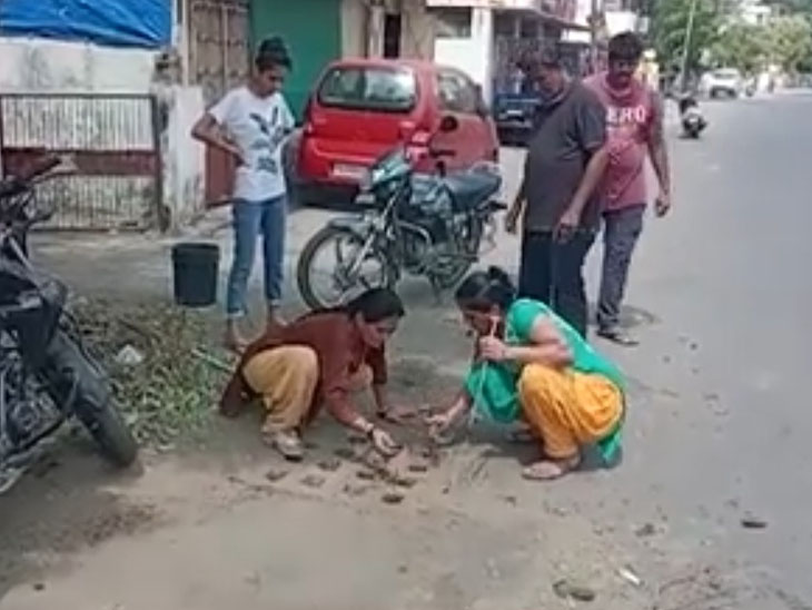 Residents of New Sama Road cleaned the storm drain covers by themselves ...