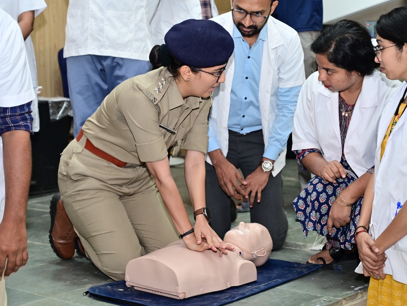 CPR training given to police department at Himmatnagar Medical College ...
