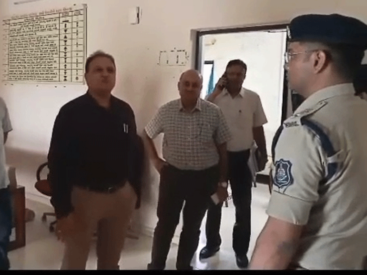 District Collector KD Lakhani visited the disaster control room ...