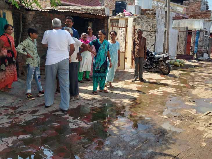 In the Dakor Bhoiwada area, sewers are overflowing with dirt on the ...