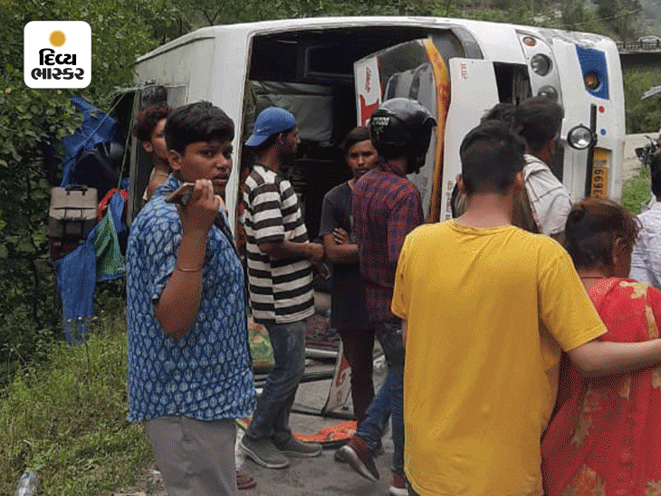 Bus overturns while returning from Badrinath, 24 injured | એક વૃક્ષે 31 મુસાફરોને મોતના મુખમાંથી ...