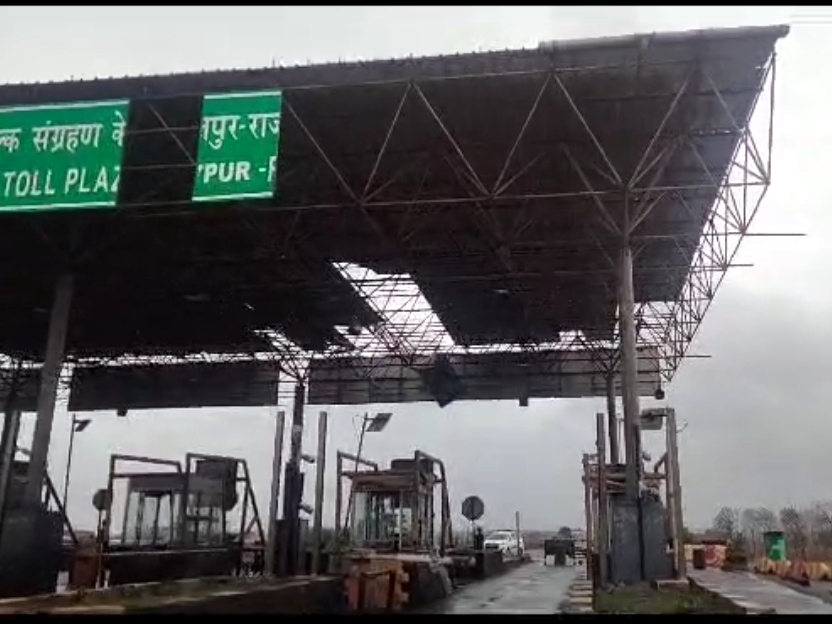 Hanging letters were found at both the toll plazas on the Rajkot-Jetpur ...