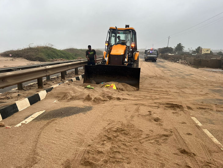 6 inches of sea sand was deposited on Madhavpur National Highway for ...