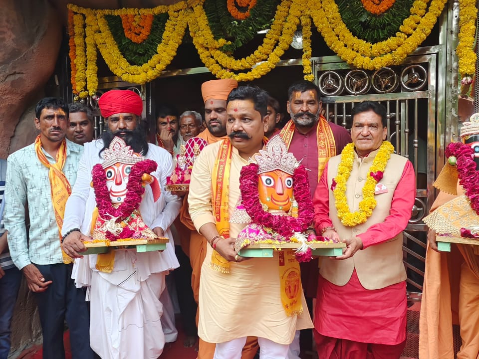 Chariot procession from Siddhivinayak Temple in Mahmudabad, tribal folk ...