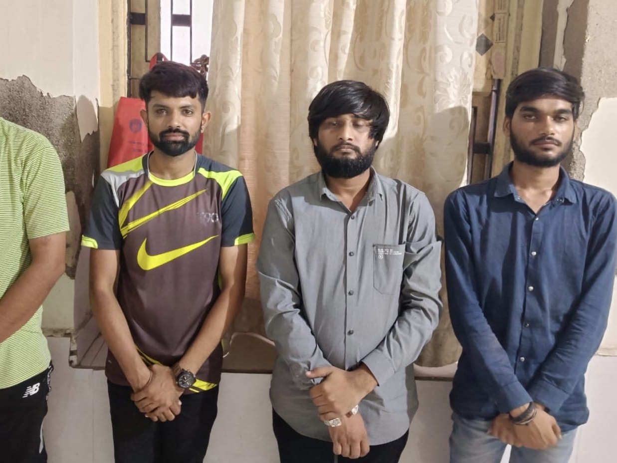 જામનગર એસઓજીએ ધ્રોલના જાયવા ગામ પાસેથી ચાર શખ્સોને આઈ ટ્વેન્ટી કાર સાથે ...