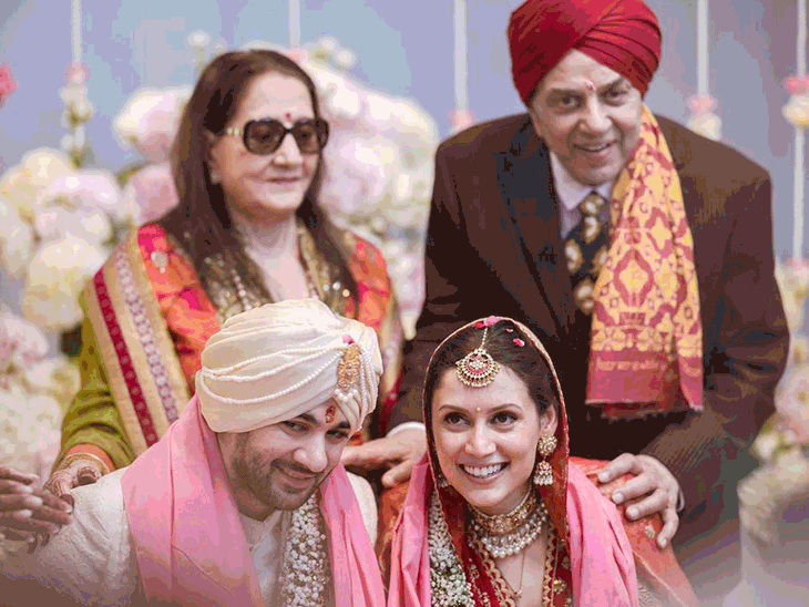 Dharmendra seen with his first wife, Sunny Deol's wife Pooja looked ...