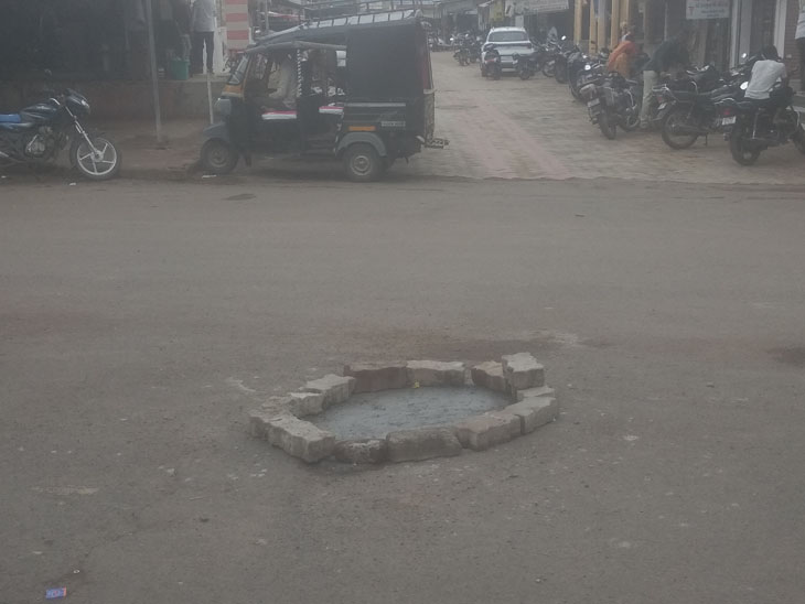 Finally, in Damnagar, the work of the municipality to fill the potholes ...
