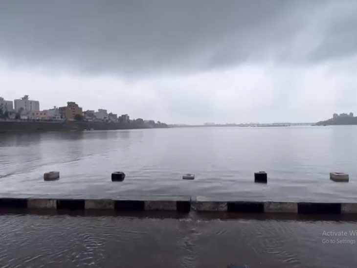 The causeway supplying water to the city of Surat was flooded by the ...