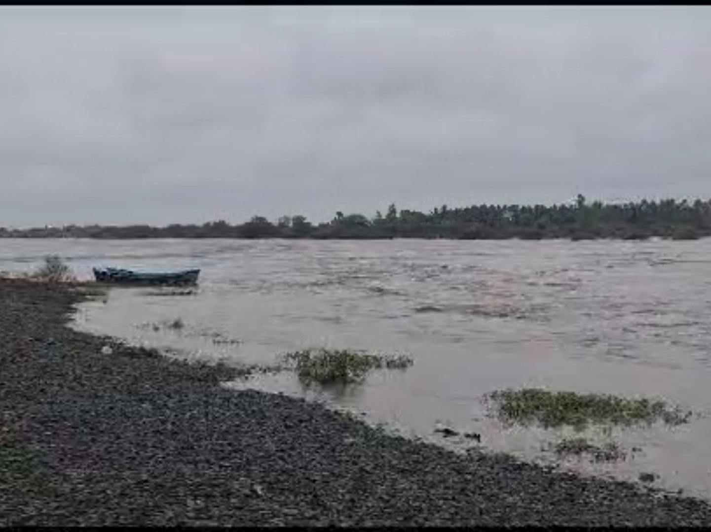 Flooding of Purna river due to rains in Navsari upstream, river level ...