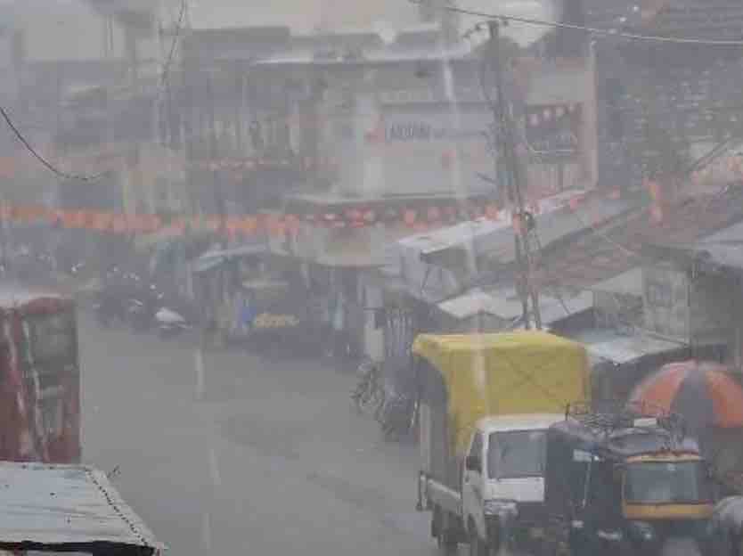 Heavy rain in areas including Amreli, Rajula, Jafarabad, Pipavav ...