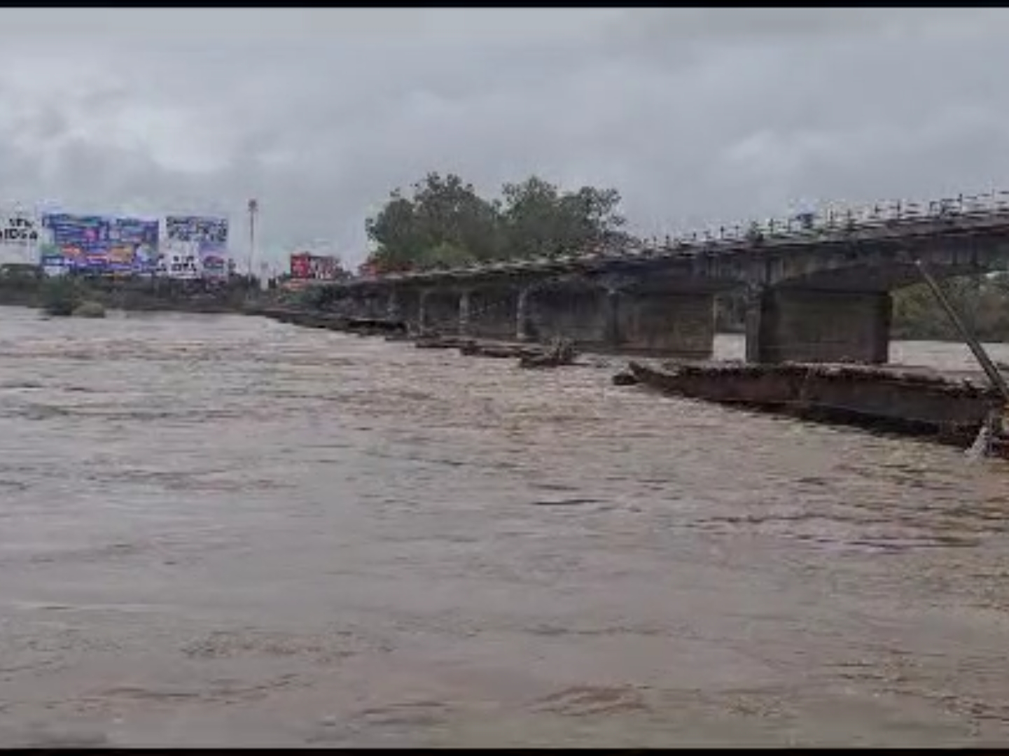 Flooding of Purna river due to rains in Navsari upstream, river level ...