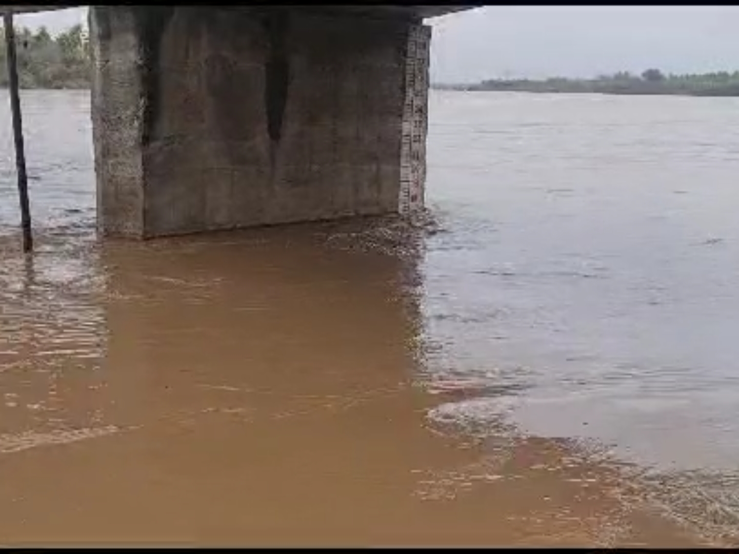 Flooding of Purna river due to rains in Navsari upstream, river level ...