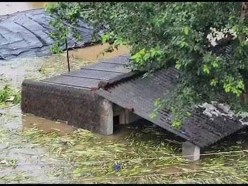 People were evacuated by the system as the waters of Mindhola river entered Bardoli's Khada ...