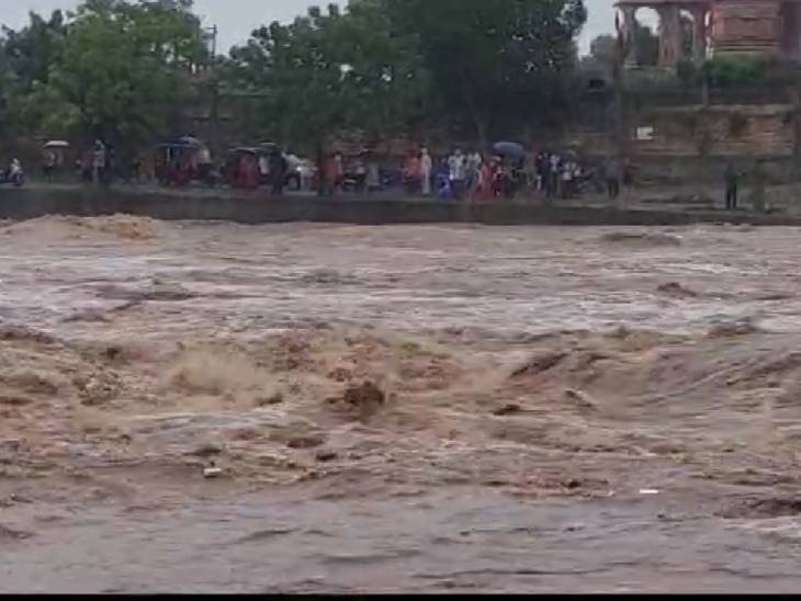 Heavy rain in areas including Amreli, Rajula, Jafarabad, Pipavav ...