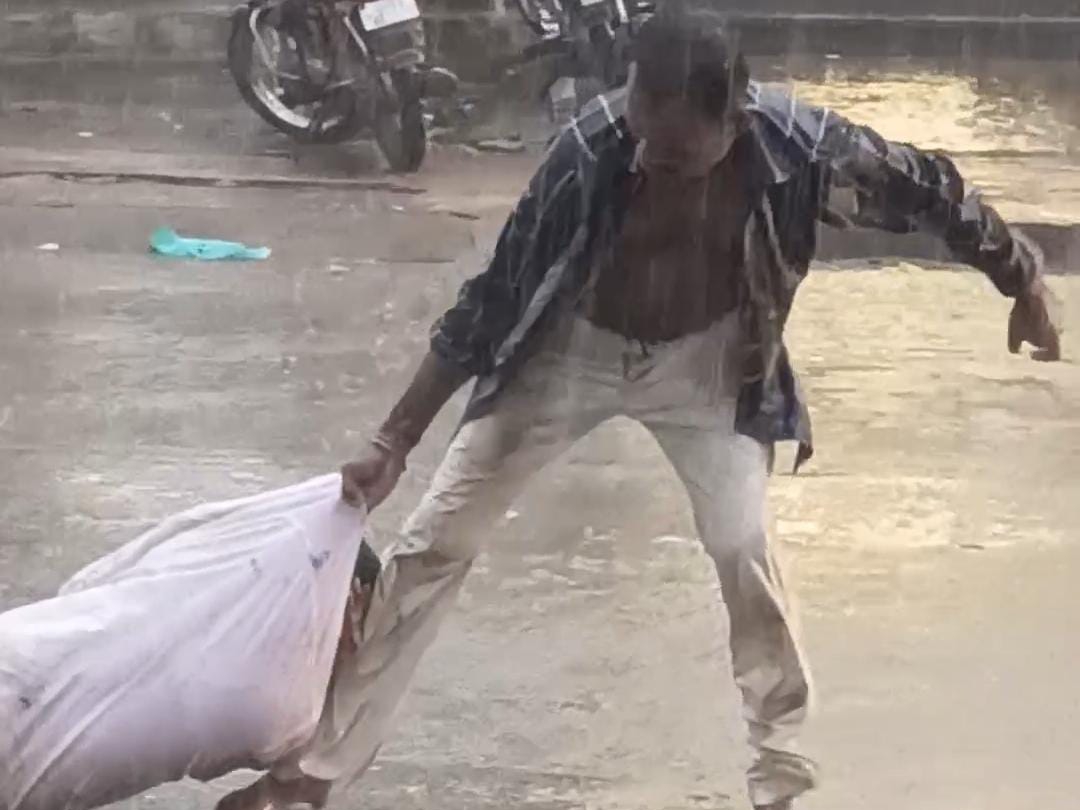 Two drunkards fight on road in rain near Bhagyoday Hospital in Kadi ...