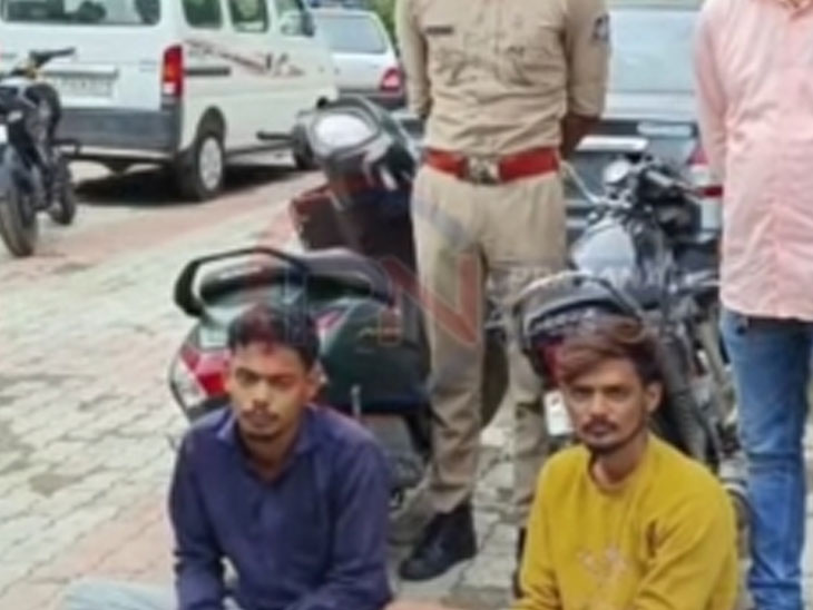 Two arrested for stealing woman's moped in Valsad | સીસીટીવી ફુટેજના ...