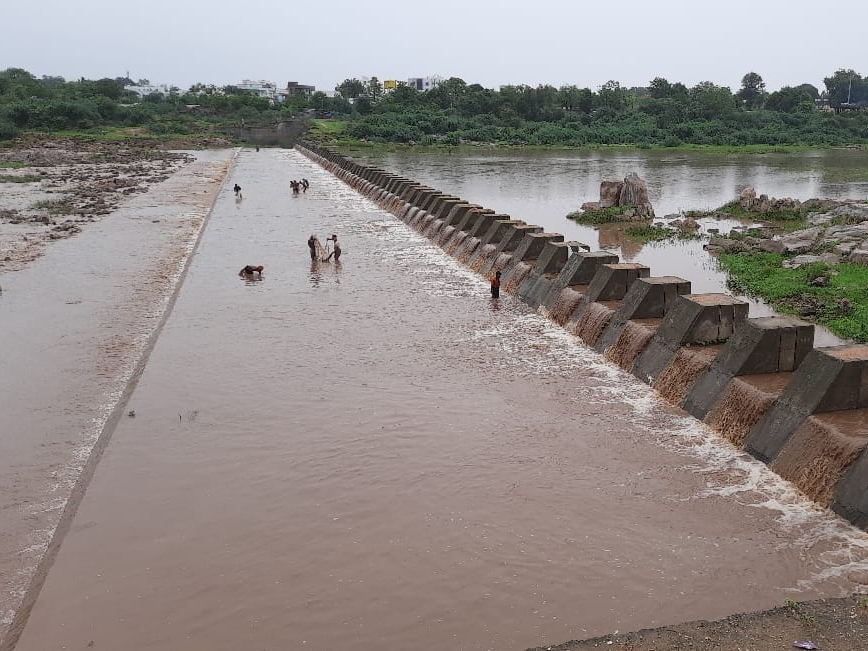 Chota Udepur district's Orsang river overflows due to inflow of water ...