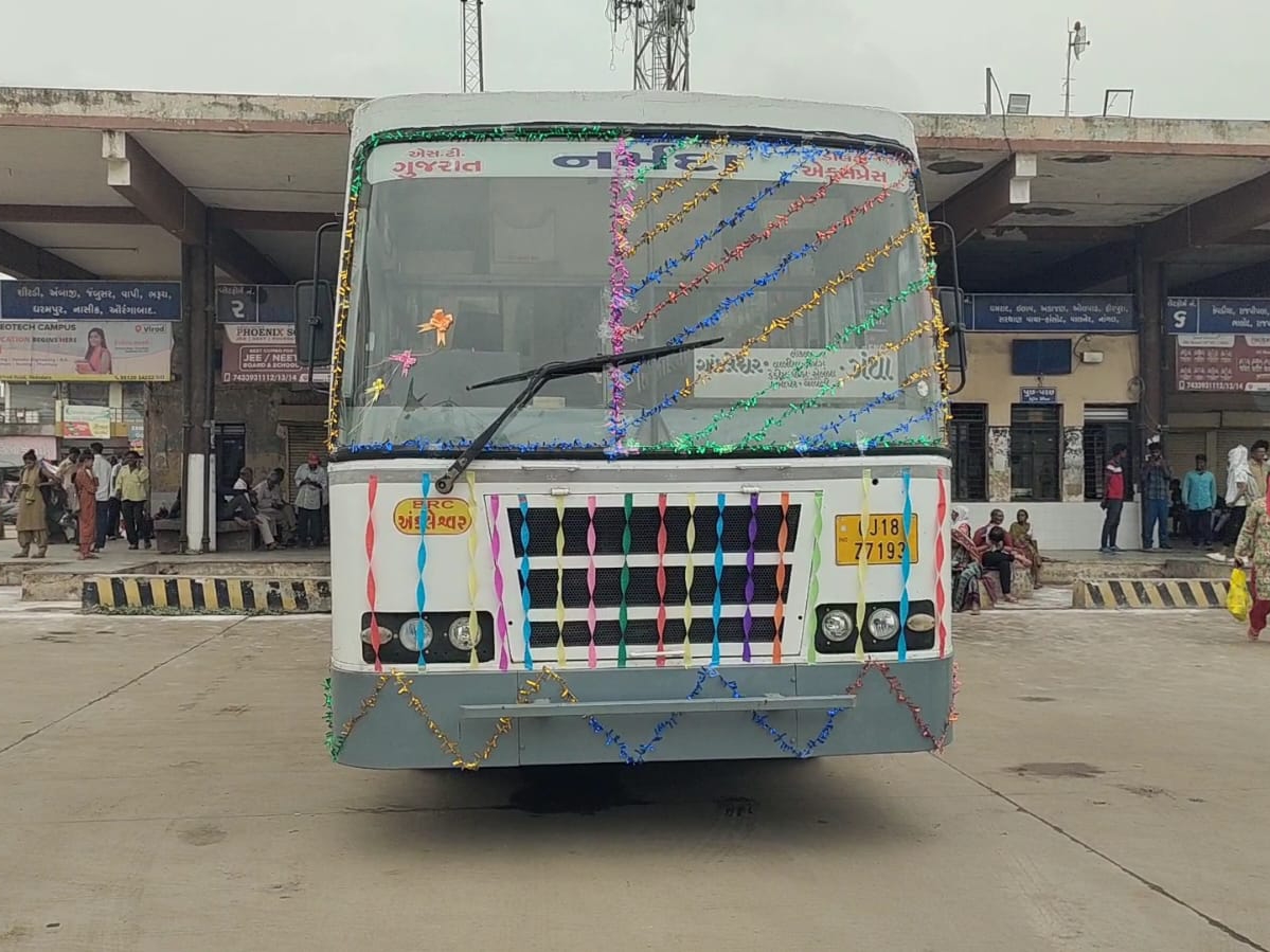 MP inaugurated ST bus service from Ankleshwar to interior village Gantha of Sagabara taluk ...