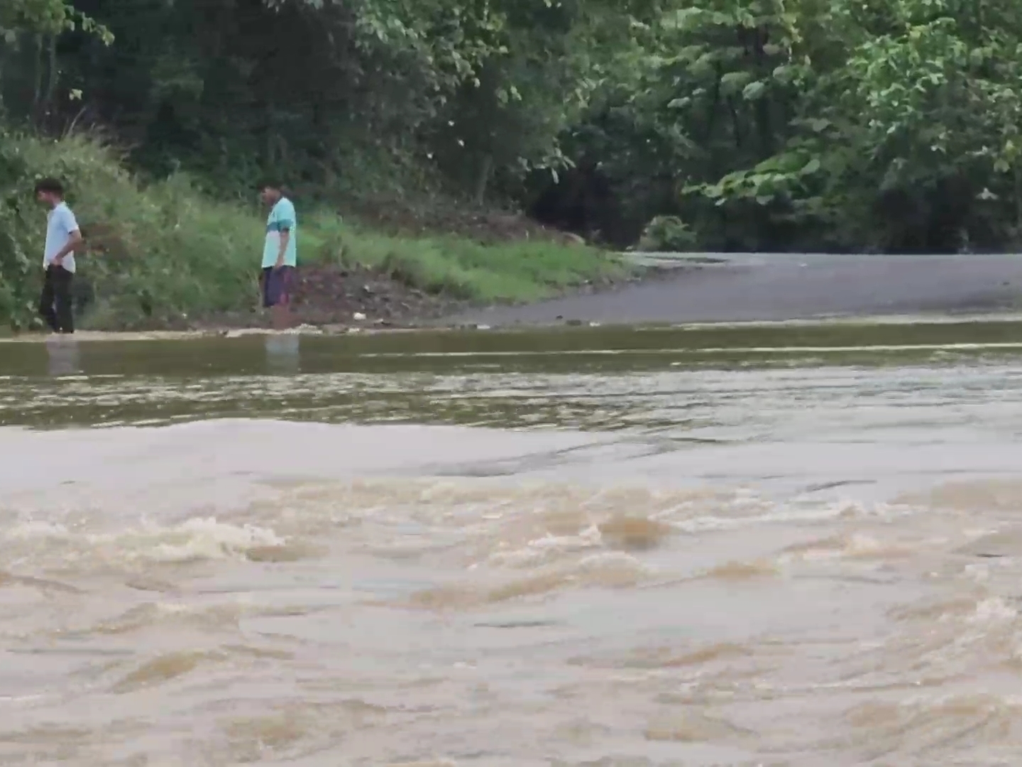 Bridge connecting Valsad and Navsari districts remains waterlogged for ...