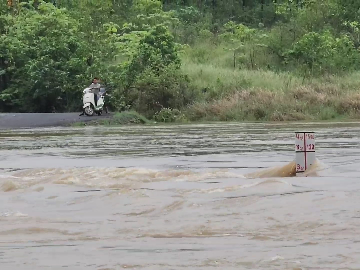 Bridge connecting Valsad and Navsari districts remains waterlogged for ...