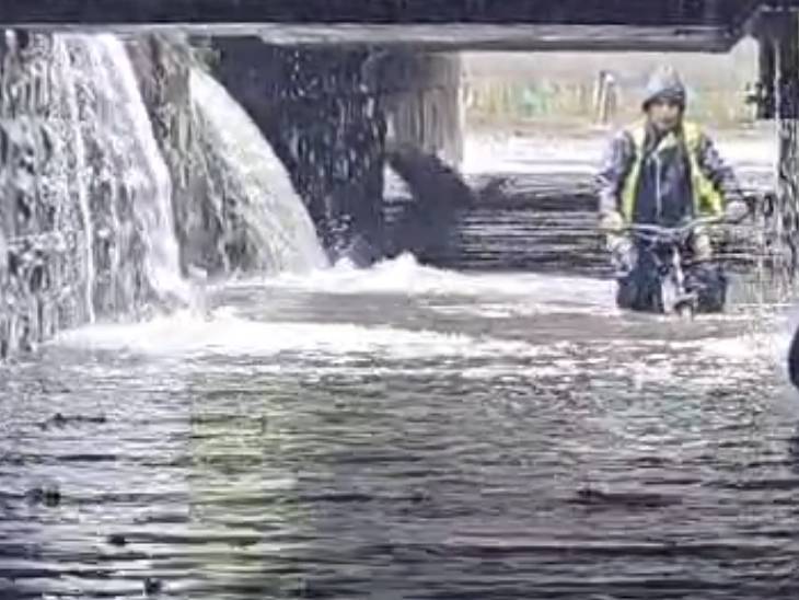 Three inches of rain in Vapi of Valsad district, waterlogged railway ...