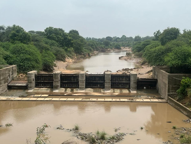 Two gates of the check dam on the Varasi river in Kapdvanj were ...