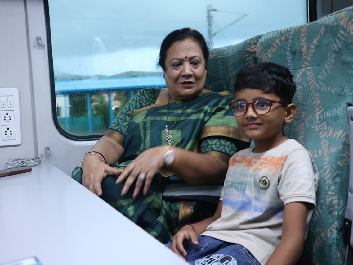 Flying Rani Express train connecting Surat to Mumbai launched with new ...