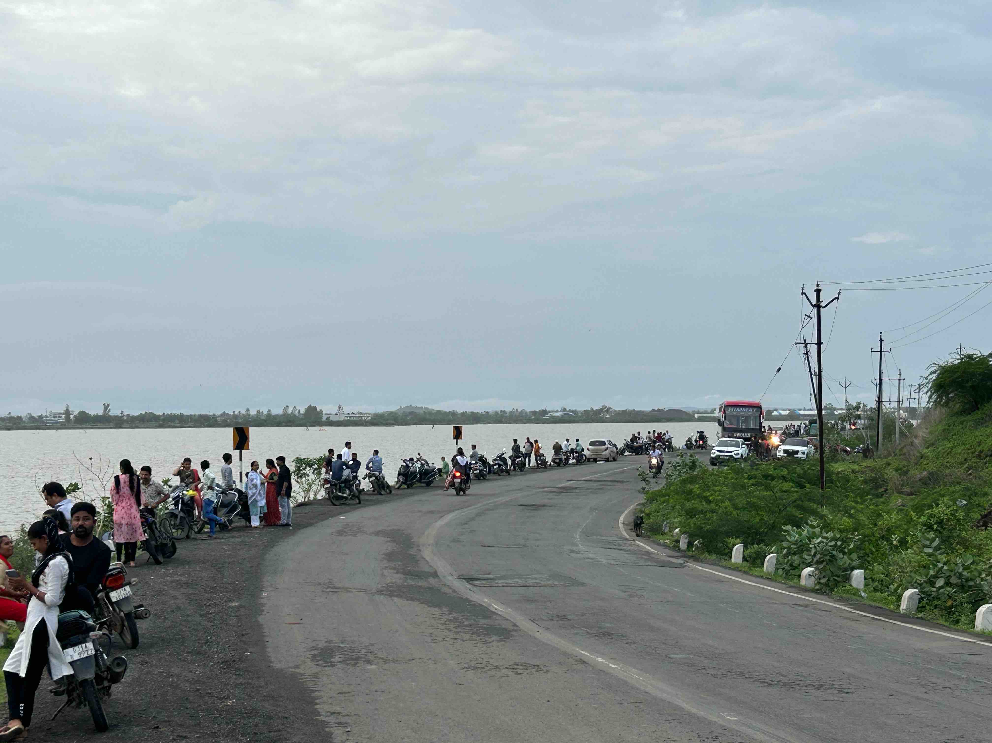 Lack of places to hang out in Rajula, even a garden in closed condition ...