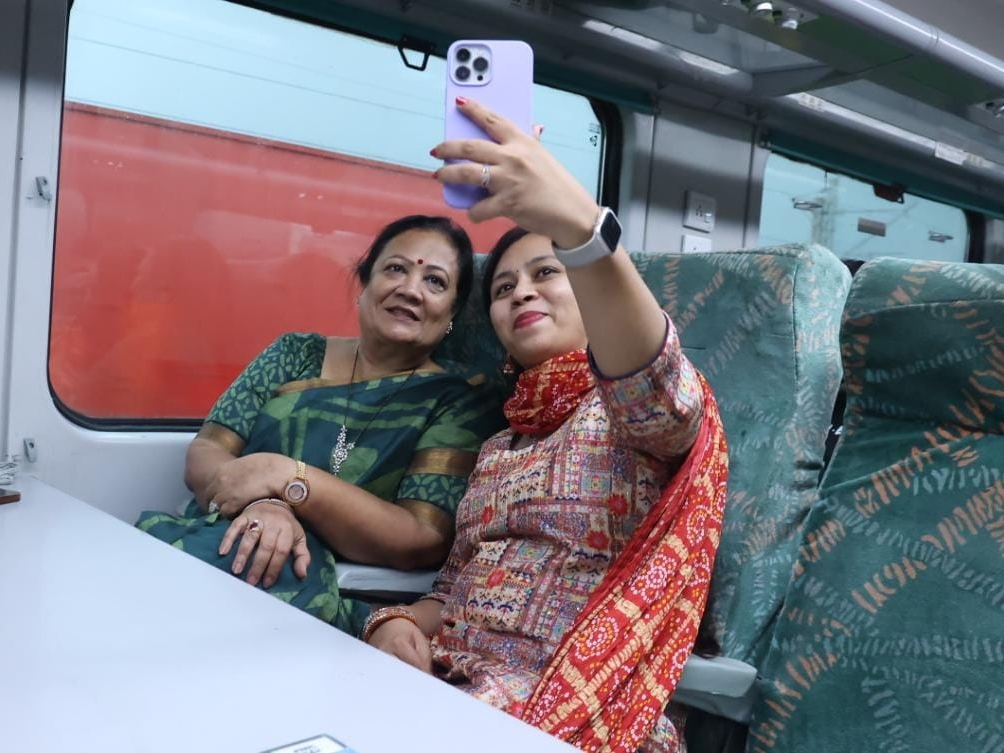 Flying Rani Express train connecting Surat to Mumbai launched with new ...