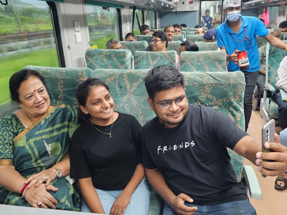 Flying Rani Express train connecting Surat to Mumbai launched with new ...
