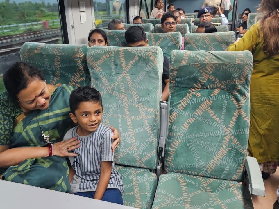 Flying Rani Express train connecting Surat to Mumbai launched with new ...