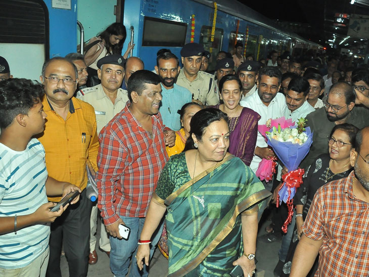 The Rail Minister gave the go-ahead to put a 5-year-old coach in Surat ...